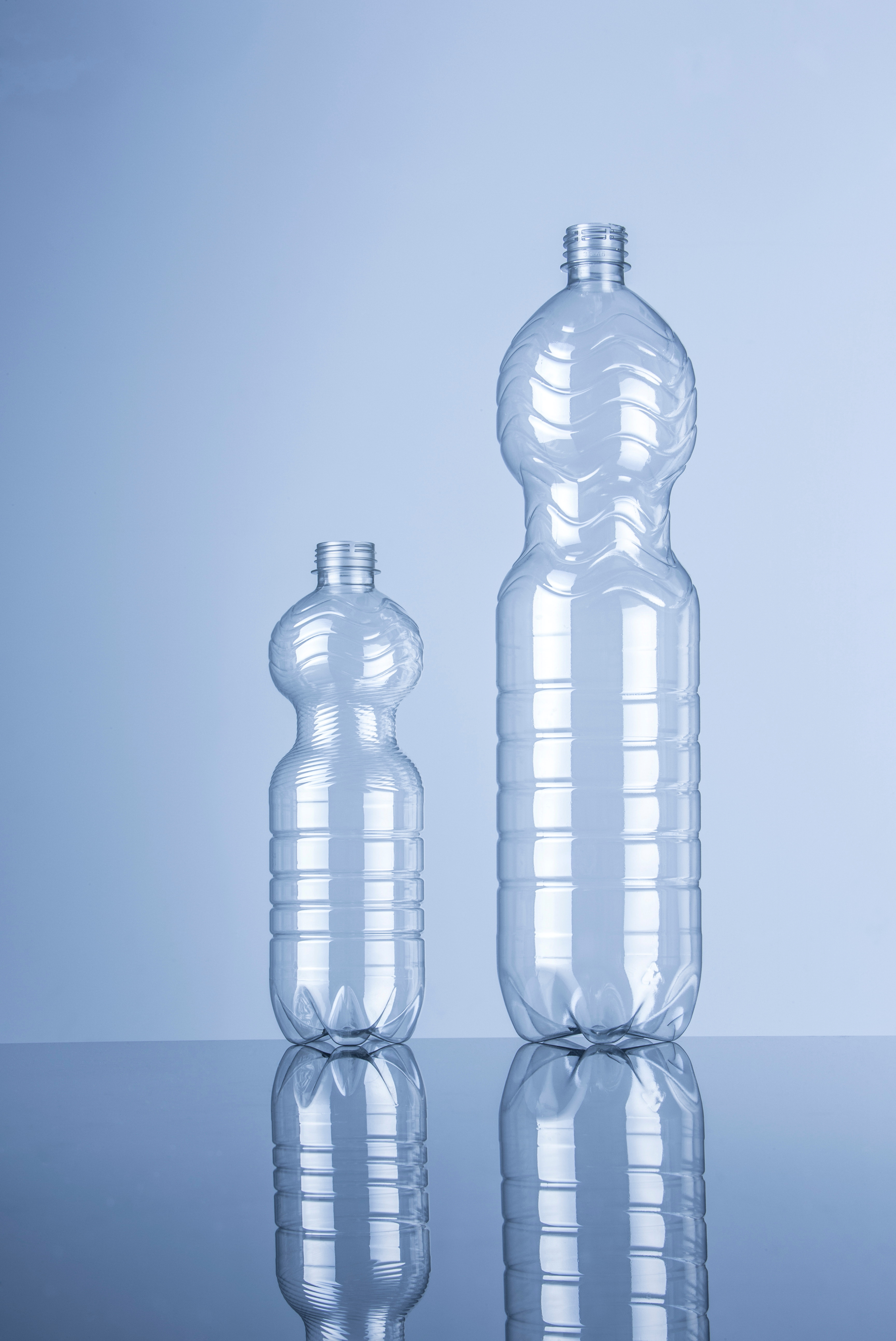 KHS develops extremely light PET bottles. | KHS Group
