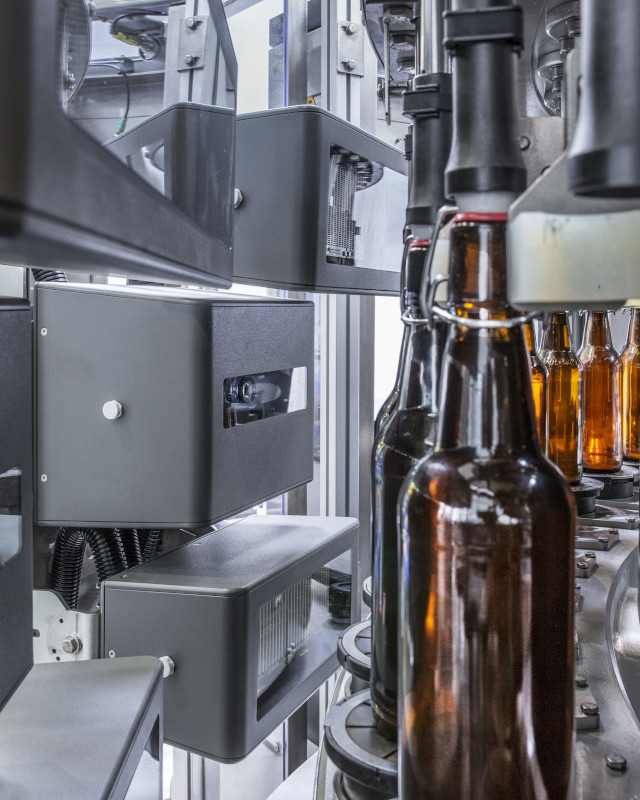 Camera system for the alignment of bottles before labeling | KHS Group