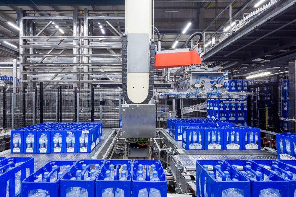 180° palletizing robot for palletizing and depalletizing | KHS Group