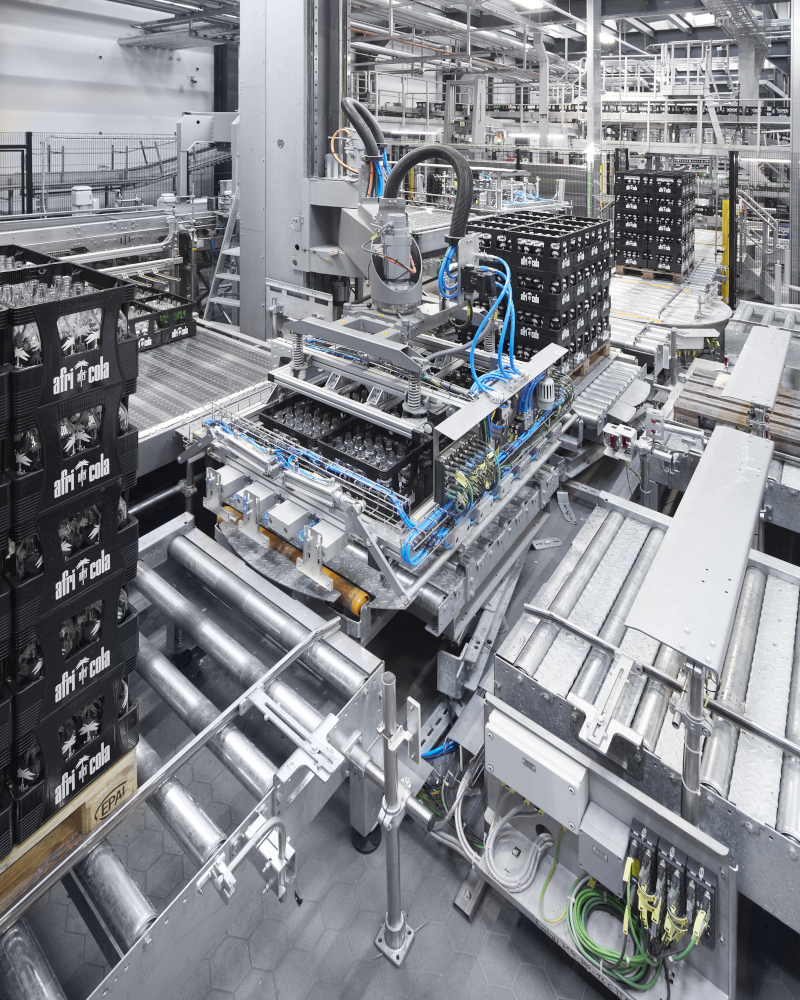 180° palletizing robot for palletizing and depalletizing | KHS Group